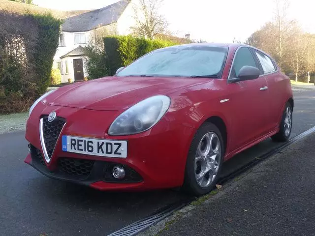 2017 Alfa Romeo Giulietta anmeldelse: Hot Red Hatch varmet våre hjerter i iskalde London 100104_1