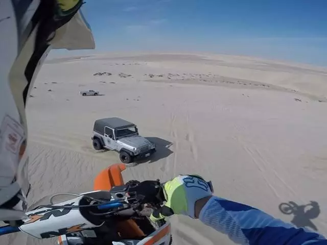 Dirt Biker pogodio 100-foot skok pravo na haubu Jeep Wrangler 100191_1
