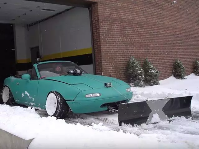 Lūk, kāpēc Mazda MX-5 Miata izmantošana kā sniega tīrītājs ir šausmīga ideja 100459_1