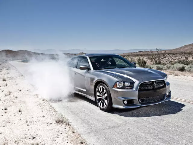 ເບິ່ງທໍາອິດ: Dodge Charger SRT8 101055_1