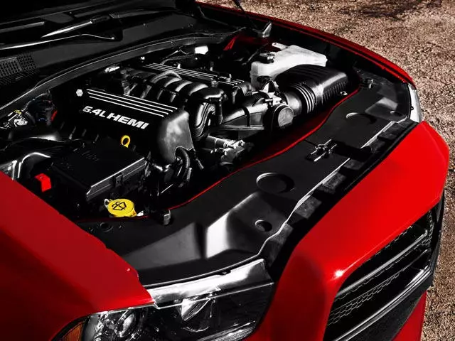 ទិដ្ឋភាពដំបូង៖ Dodge Charger SRT8 101055_2