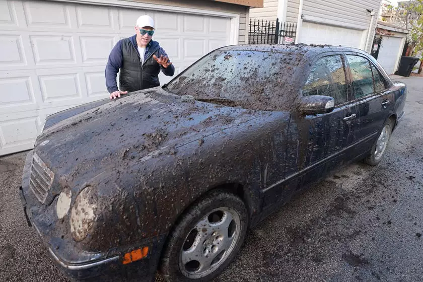 Un hombre somete a Mercedes a un infierno probando un revestimiento cerámico 10126_1