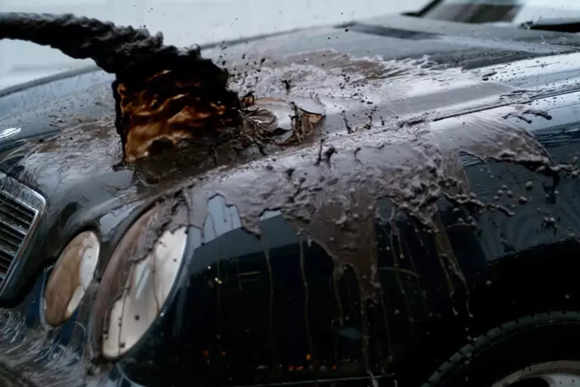 Чоловік провів Mercedes крізь пекло, випробовуючи керамічне покриття 10126_2