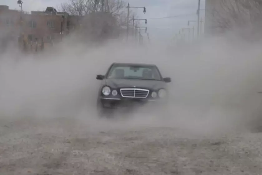 Un hombre somete a Mercedes a un infierno probando un revestimiento cerámico 10126_4