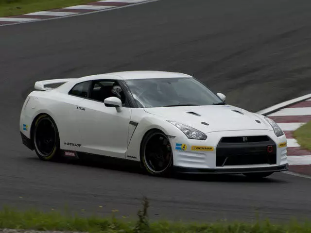 اسٽاڪ Nissan GT-R کي ريس The Nurburgring 24 ڪلاڪ 101595_1