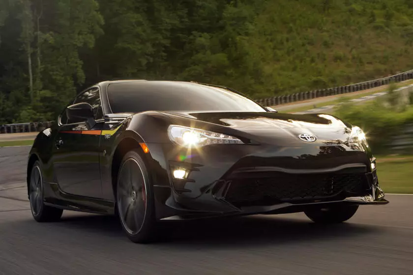 2019-2020 Toyota 86 Tri četvrtine prednje desne strane pogled u pokretu