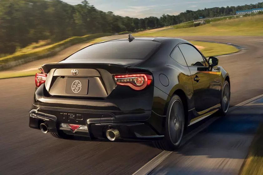 2019-2020 Toyota 86 Tříčtvrteční pohled zprava zezadu v pohybu