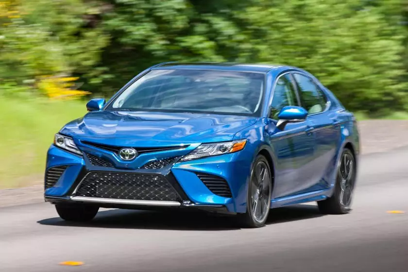 2018-2020 Toyota Camry Þriggja fjórðu framan til vinstri hliðarsýn á hreyfingu