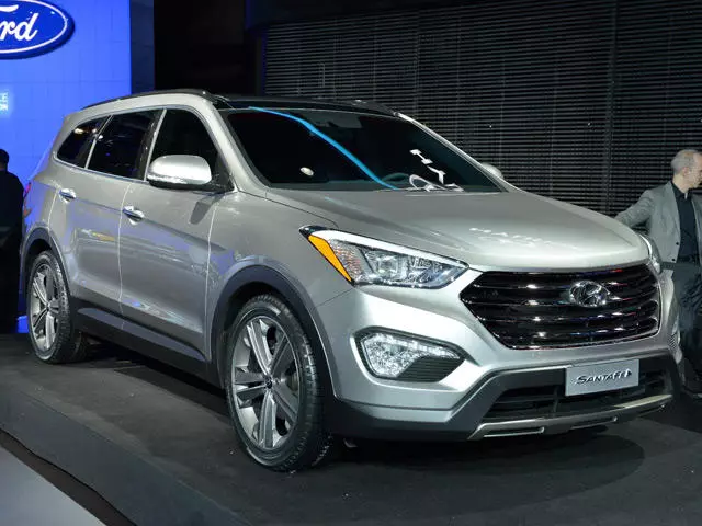 Hyundai نے NYC میں دو بالکل نئے 2013 Santa Fe ماڈلز کی نقاب کشائی کی۔ 102172_1