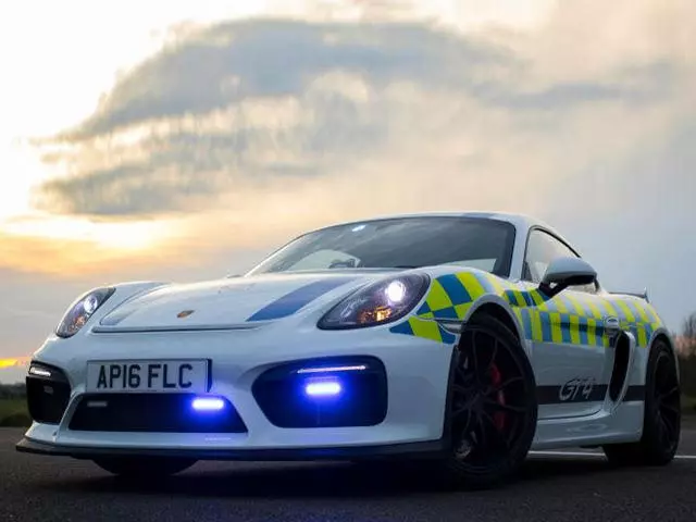 Cette voiture de police Porsche Cayman GT4 est un gaspillage d'une Cayman GT4 1028_1