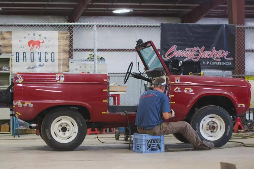 Maaari Ka Na Nang Mag-order ng Isang Brand-New First-Generation Ford Bronco 10452_3