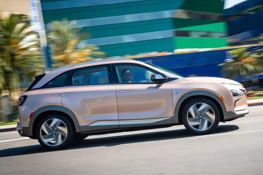 سيارة 2019 Hyundai NEXO ذات خلية الوقود SUV باهظة الثمن كما كنا نظن 10500_2