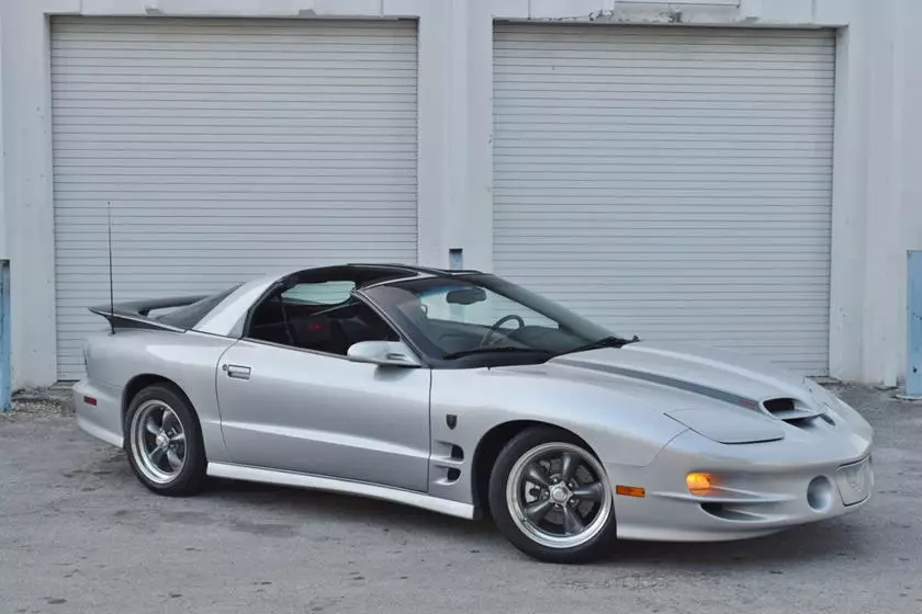 Beidh Úinéirí Chevrolet Camaro in Éad An Pontiac Firebird seo 10526_1