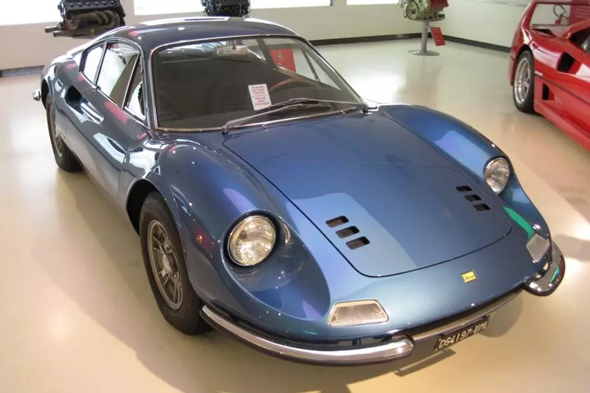 Nahoana ny Ferrari Dino no hivarotra tsara kokoa noho ny SUV Ferrari 10670_2