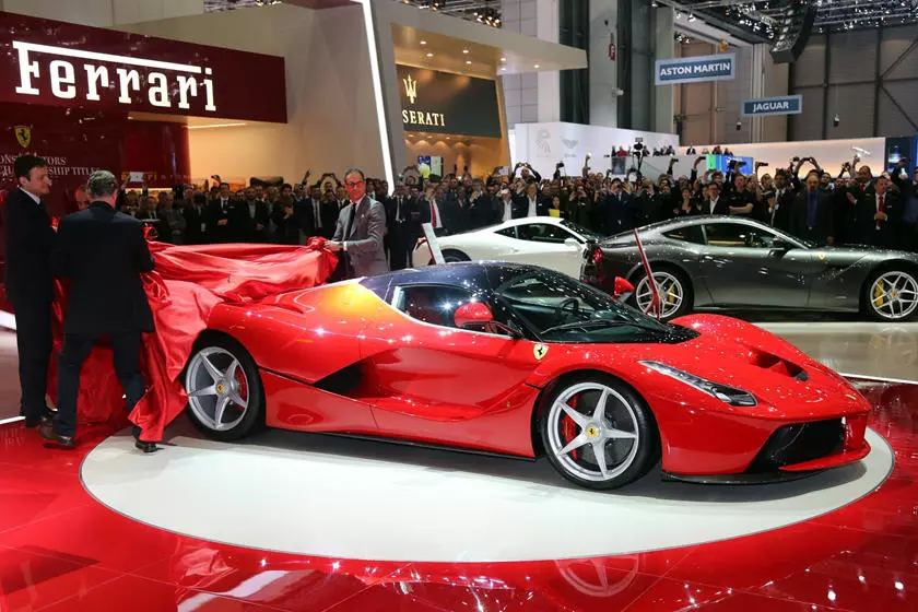 2015 Ferrari LaFerrari преден аголен поглед