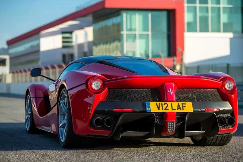 Vue d'angle arrière de la Ferrari LaFerrari 2015