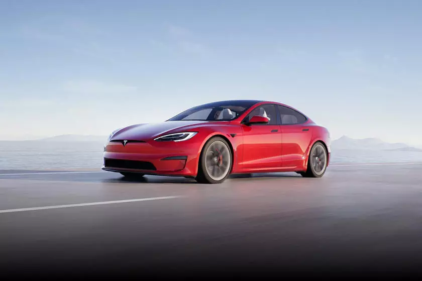 2021 Tesla Model S Plaid widok z przodu jazdy