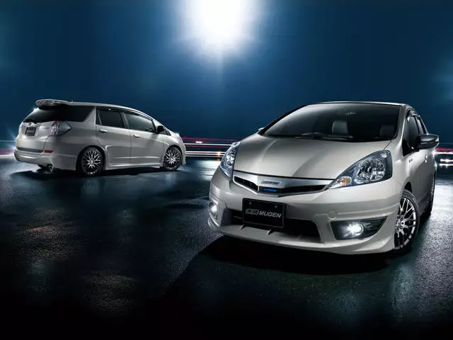 Mugen သည် Honda Fit Shuttle ကို Pizazz တစ်ခုခုပေးရန်အတွက် အားလုံးထွက်သွားသည်။ 107873_1