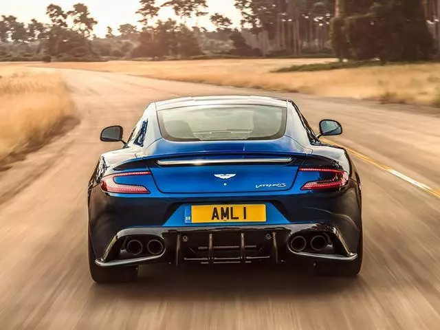 Yeni Aston Martin Vanquish, Gelecek Yıl Ferrari 812 Superfast ile Savaşacak 10908_2