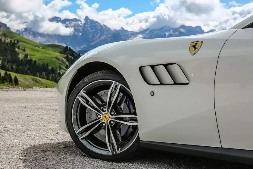 Bold iselona ipinnu: 2018 Ferrari GTC4 Lusso 10919_7