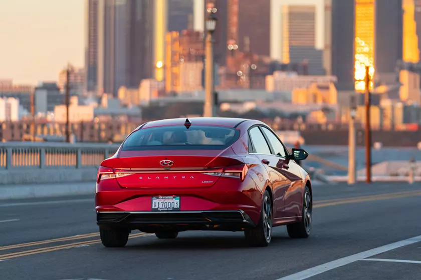 Выгляд з кармы Hyundai Elantra 2021-2022 гг