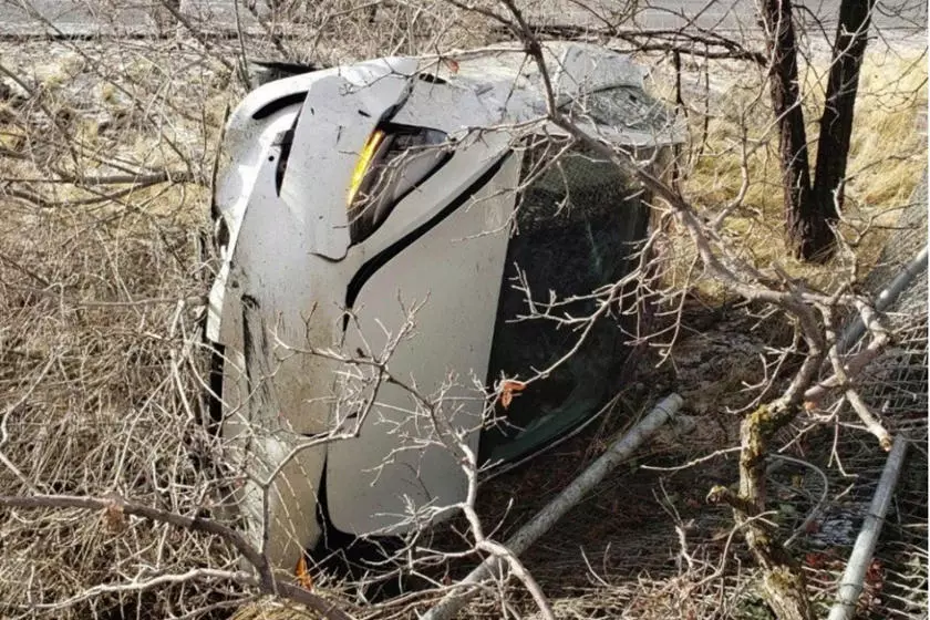 GMC Truck Nagpahinabo sa Tesla Model 3 sa Pag-hit And Run 11108_1