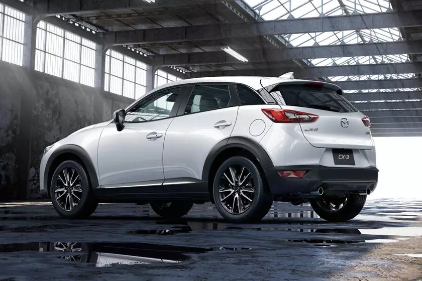 Vista de ángulo traseiro Mazda CX-3 2016-2018