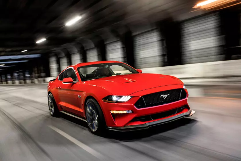 Vista frontal del Ford Mustang Coupe 2018-2020 conducció