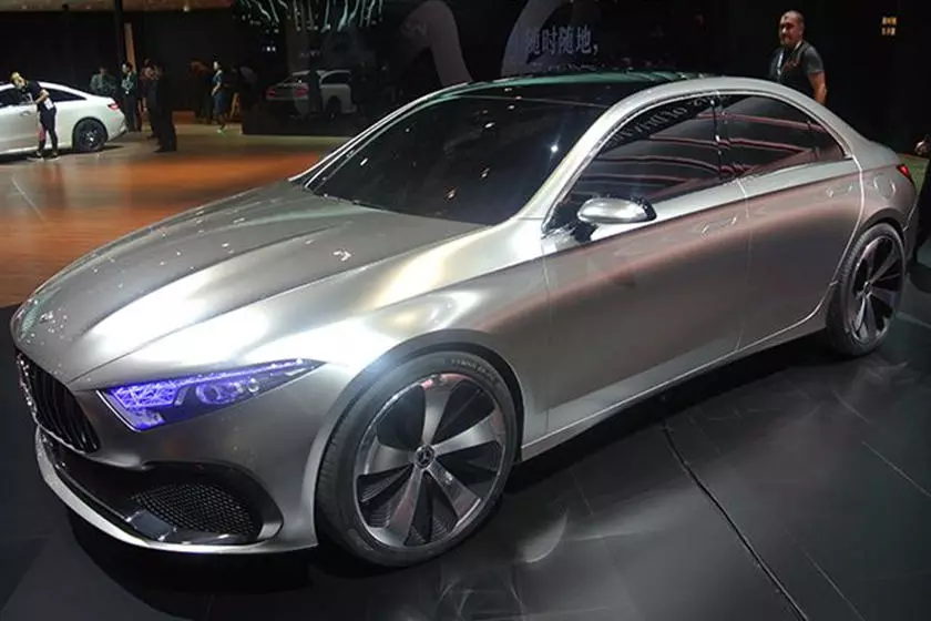 Mercedes Sedan A Concept s'incline à Shanghai, fait allusion à la prochaine génération de CLA