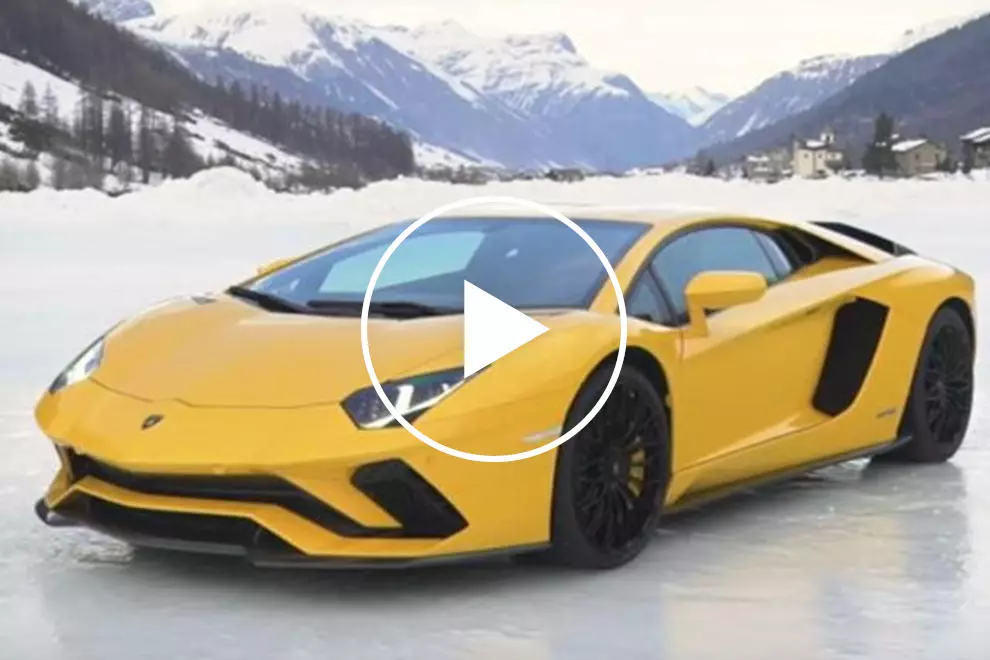 Nonton Lamborghini Aventador S Ngalahake Pesawat Aerobatik