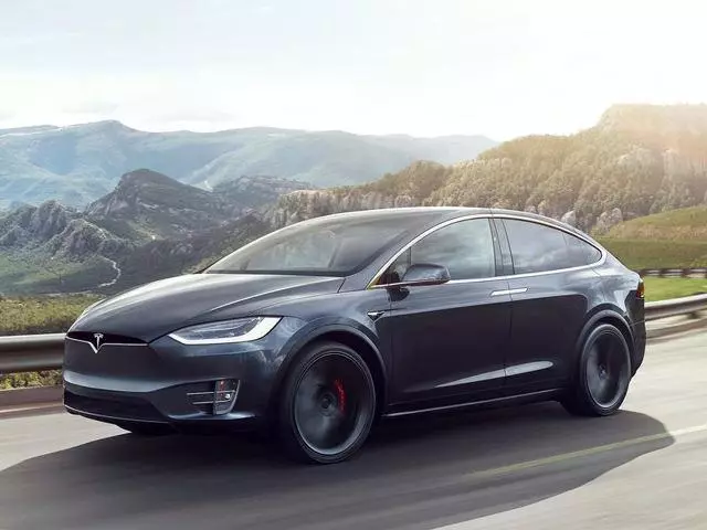 92 Joer al Dame fiert Tesla Model X nodeems se 60 Joer sowjetesch Autoe gefuer ass 11493_2