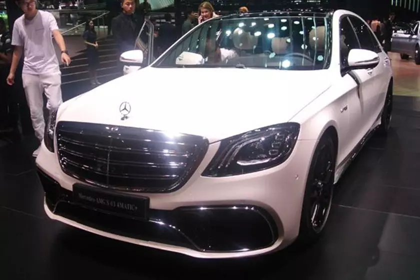 O novo Mercedes-Benz S-Class parece majestoso no metal