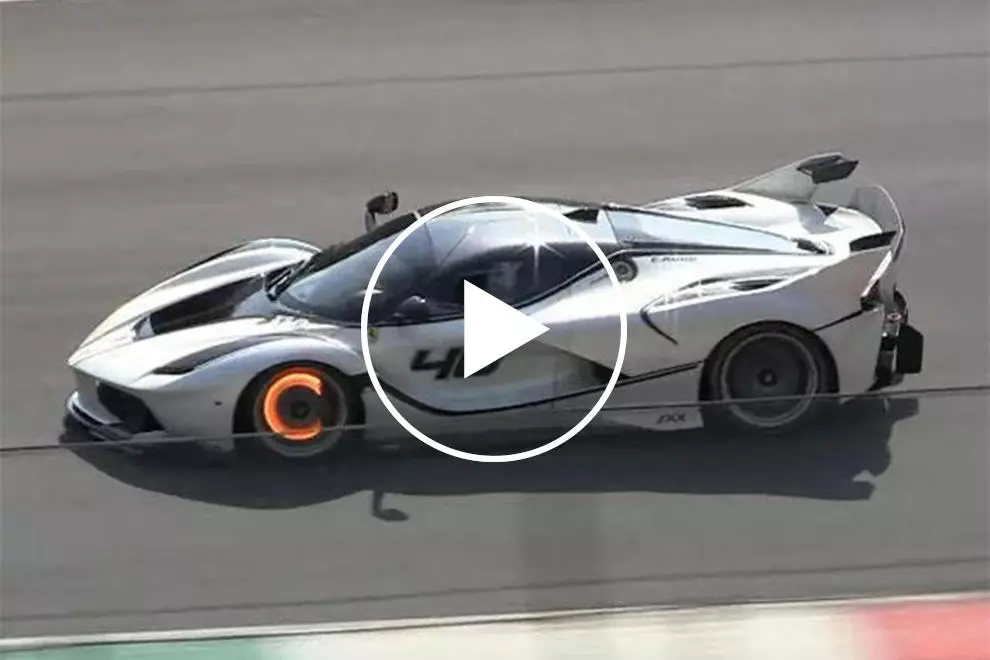 Spordager med en pakke Ferrari FXXK-er er audiovisuell porno