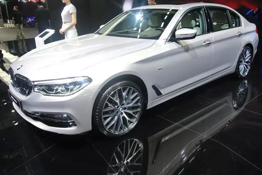 I-Long-Wheelbase BMW 5 Series Li Yembulwa Kwa-Auto Shanghai