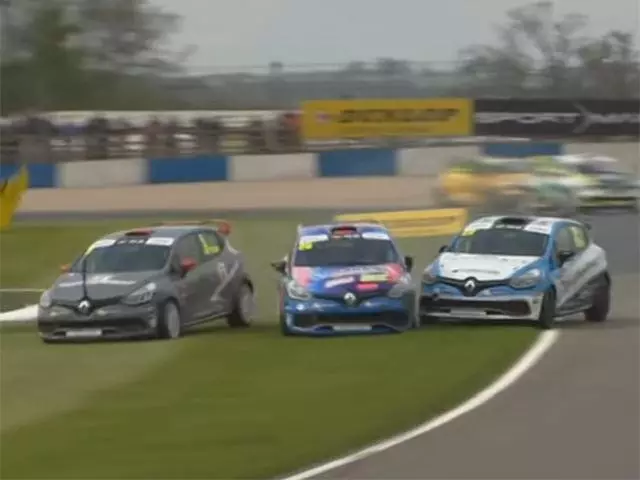 Энэхүү эмх замбараагүй Renault Clio цомын осол NASCAR-аас гарсан дүр зураг шиг харагдаж байна 1174_1