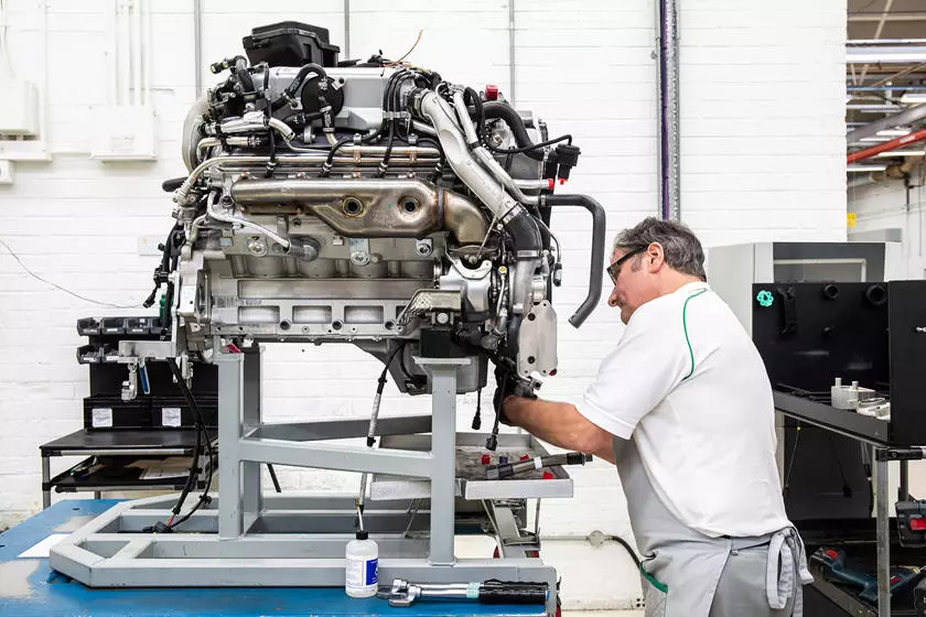 Bentley има най-стария V8 двигател в продажба днес 11780_9
