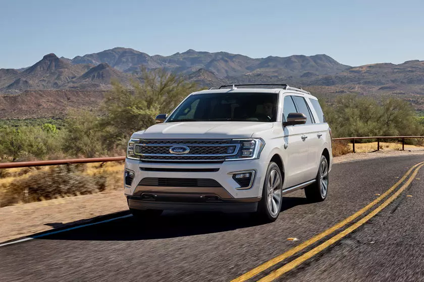 Ángulo frontal de conducción de la Ford Expedition 2018-2021