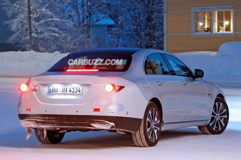 SPIED: Mercedes Classe E 2020 si ferma per il carburante 11857_5