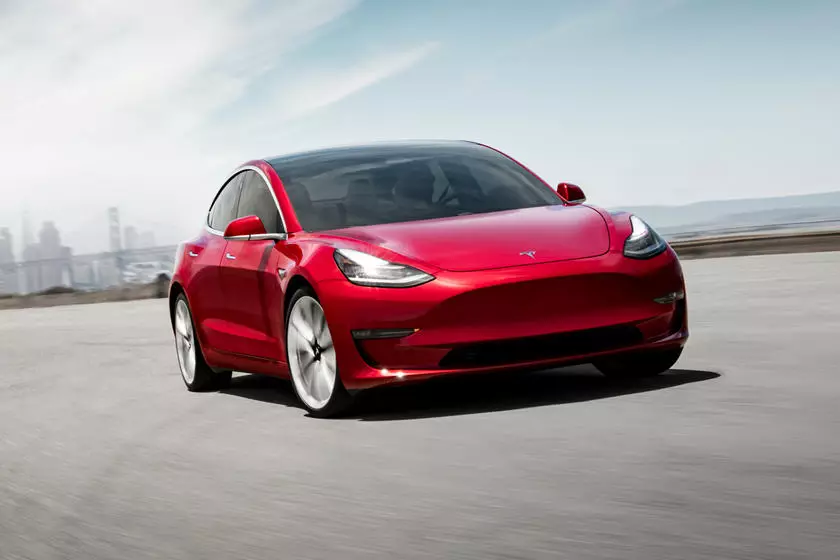 2017–2021 Tesla Model 3 eestvaatega sõitmine