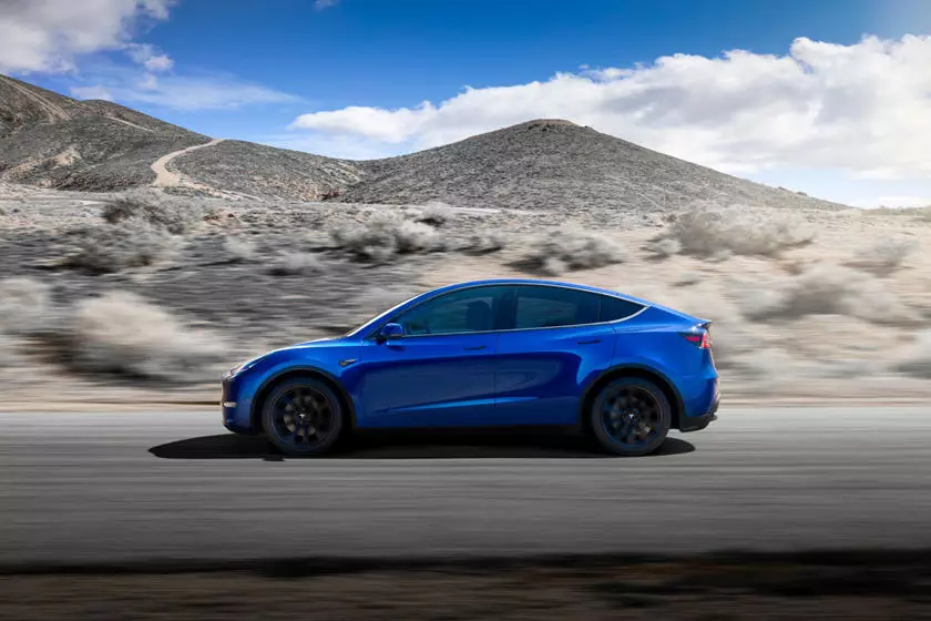 Pandangan Sisi Model Y Tesla 2020