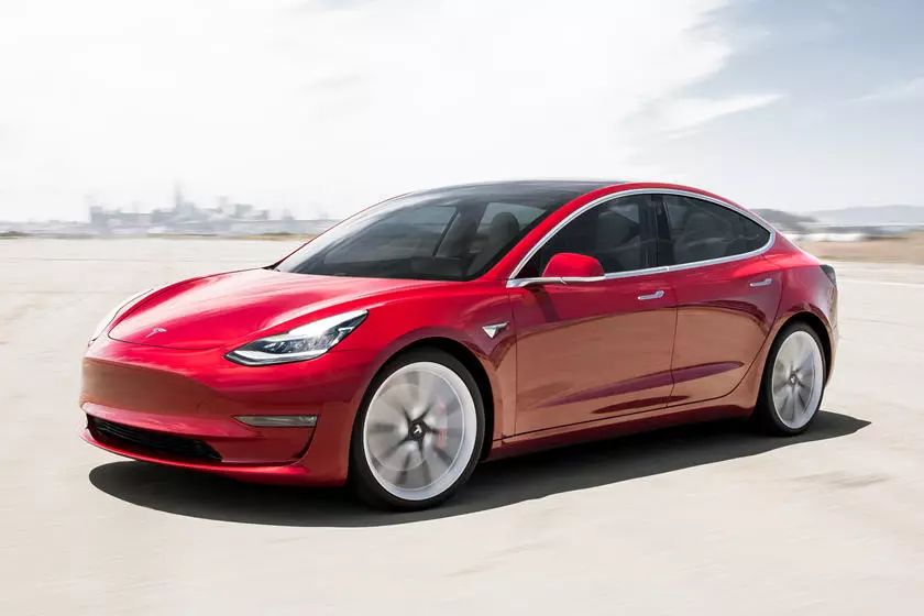 Tesla Model 3 2017-2020 гг., вид спереди за рулем