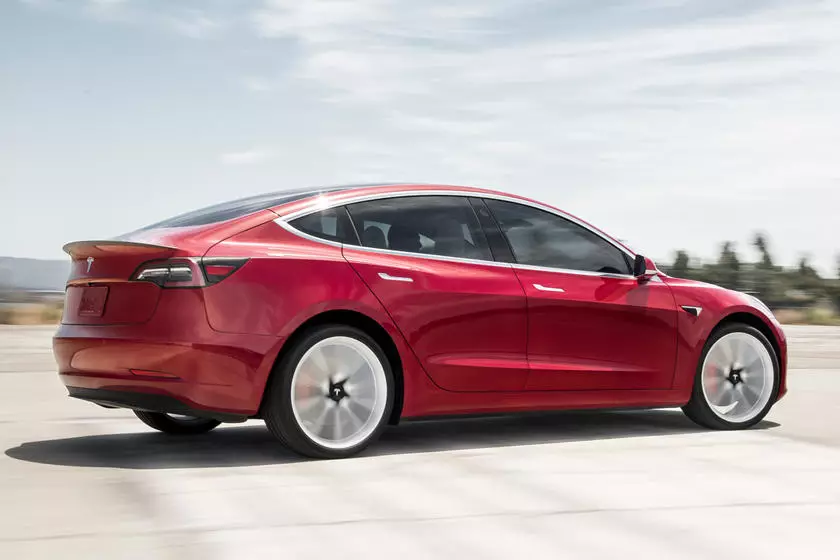 Tesla Model 3 2017-2020 гг., вид сбоку за рулем