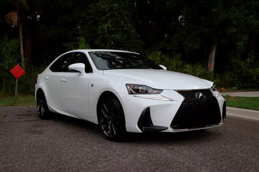 2019. gada Lexus IS 350 F-Sport labās un sliktās īpašības 12086_8