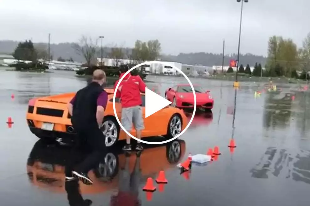 Aparkatuta dagoen Lamborghini baten aurka apurtzen duen Ferrari batek kikildu egingo zaitu