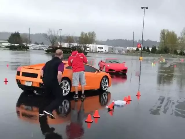 Een Ferrari die inrijdt op een geparkeerde Lamborghini zal je doen huiveren 1210_1