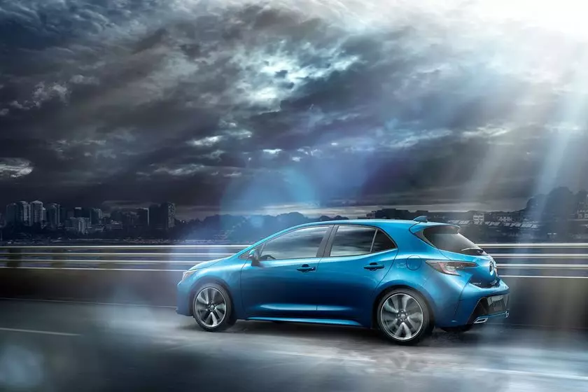 La toute nouvelle Toyota Corolla Hatchback sort de sa couverture avec un nouveau nom 12396_3