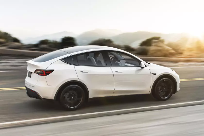 2020-2021 Tesla Model Y, вид збоку водіння