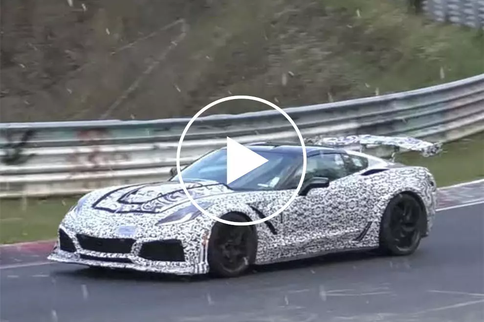 Shikoni dhe dëgjoni Corvette ZR1 2018 Tackle The Ring në mot të keq