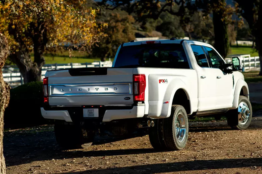 2020-2022 Ford F-450 Super Duty มุมมองด้านหลัง