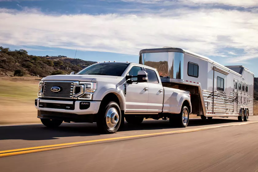 2020-2022 Ford F-450 Super Duty มุมมองด้านหน้าขับรถ